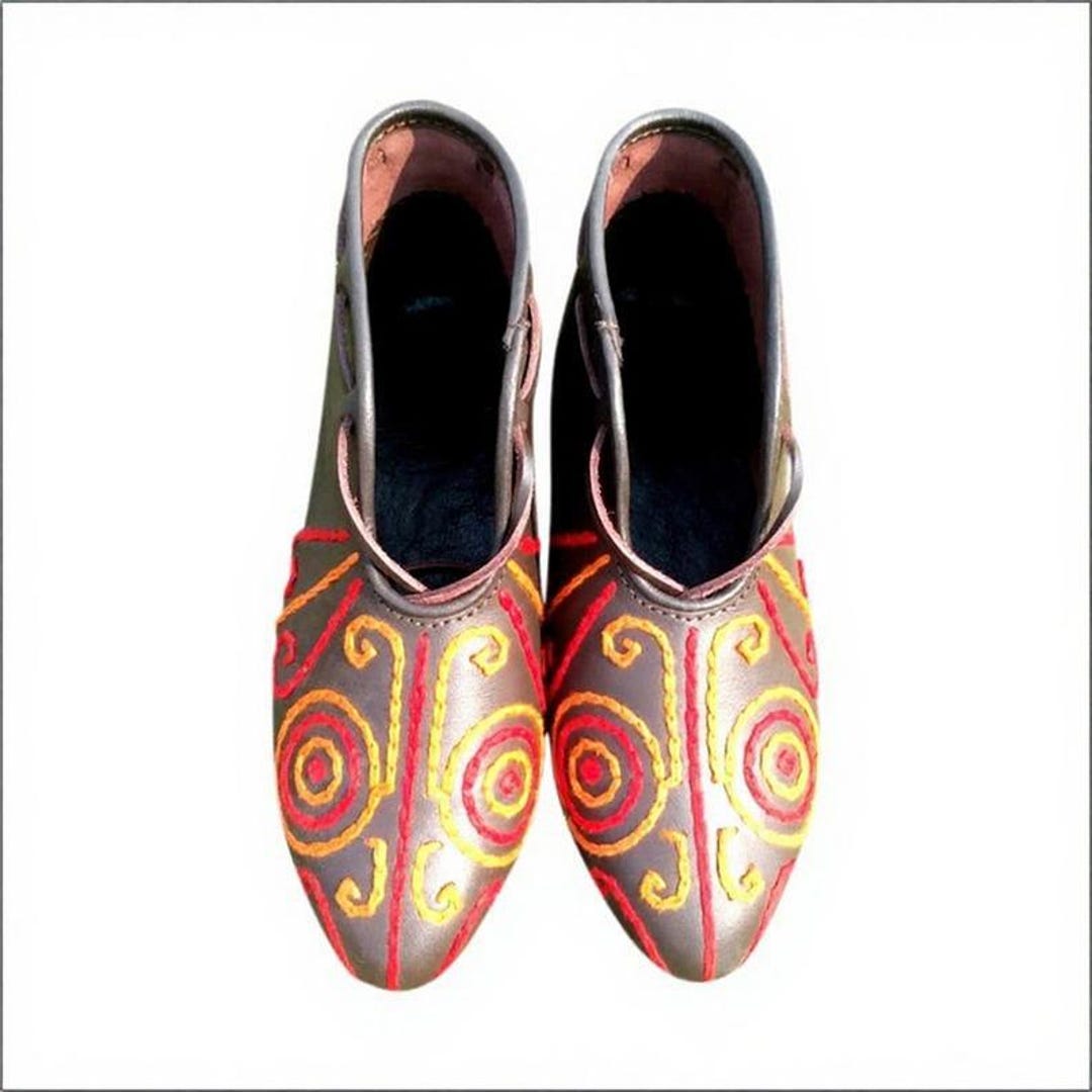 Handmade Leather Viking Turn Shoes With Embroidery – One-piece Leather ...