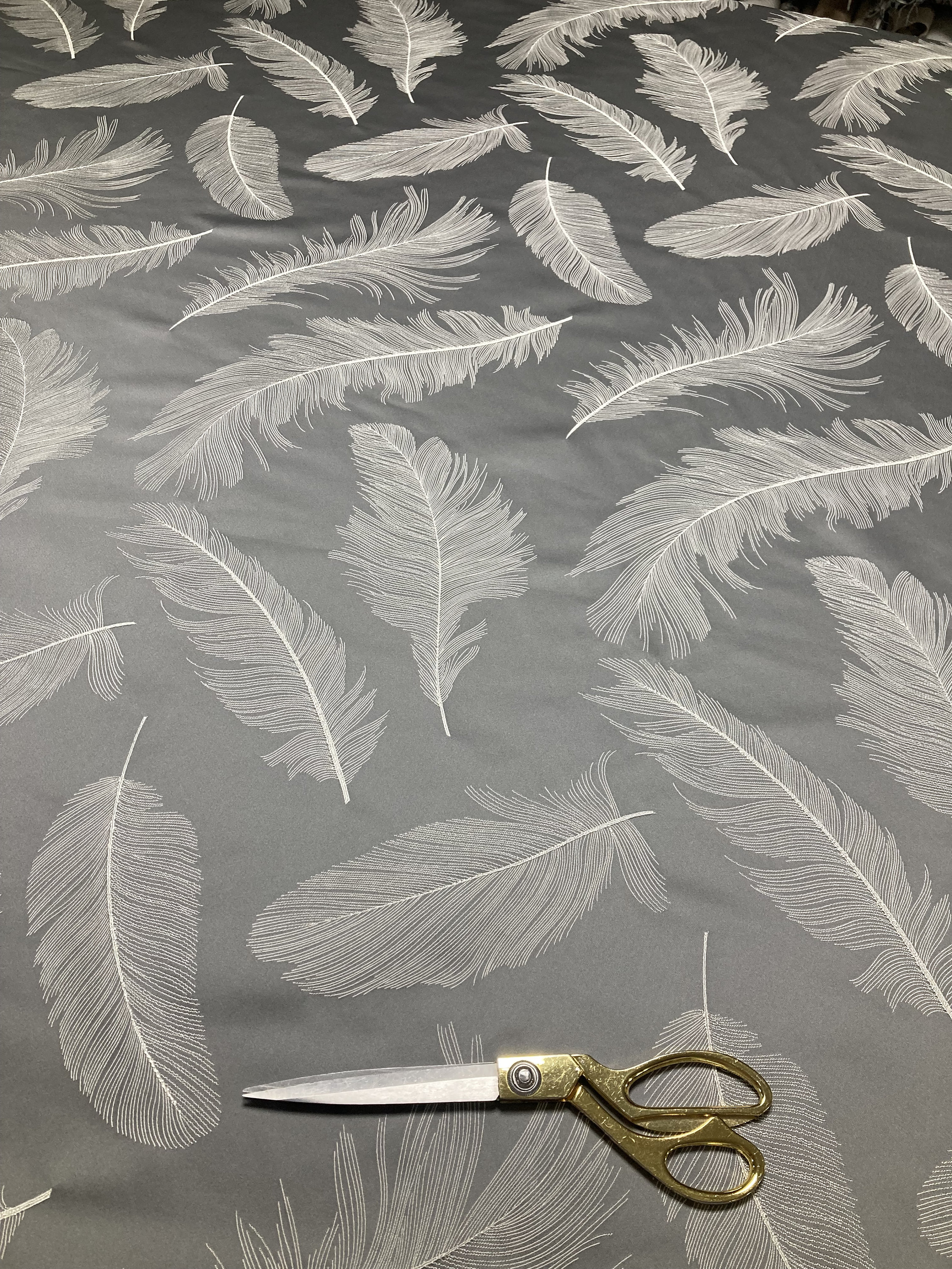 Ashley Wilde - Quill - Slate - Designer Stoff Meterware - Eleganter Metallic Federstoff ...