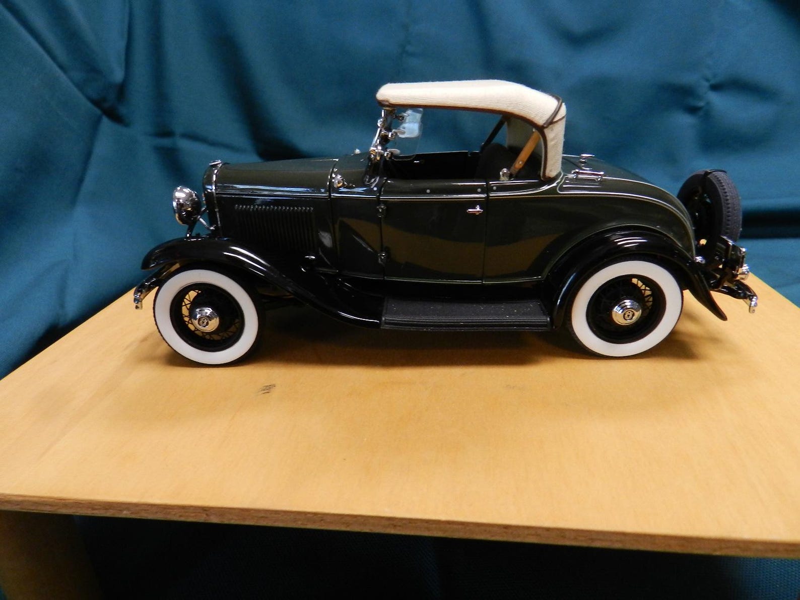 Danbury Mint Limited Edition 1932 Ford Deluxe Roadster 1:24 Die Cast ...