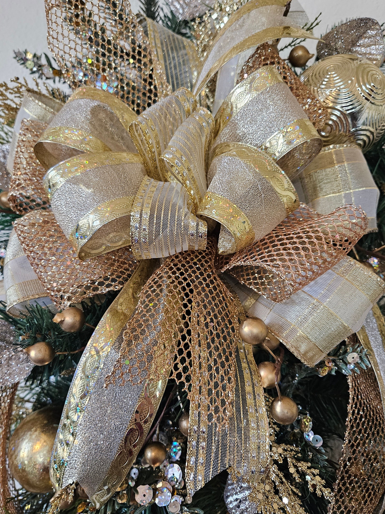 GOLDEN ELEGANCE Christmas Swag, With Sparkling Gold Ribbons, Ornaments ...