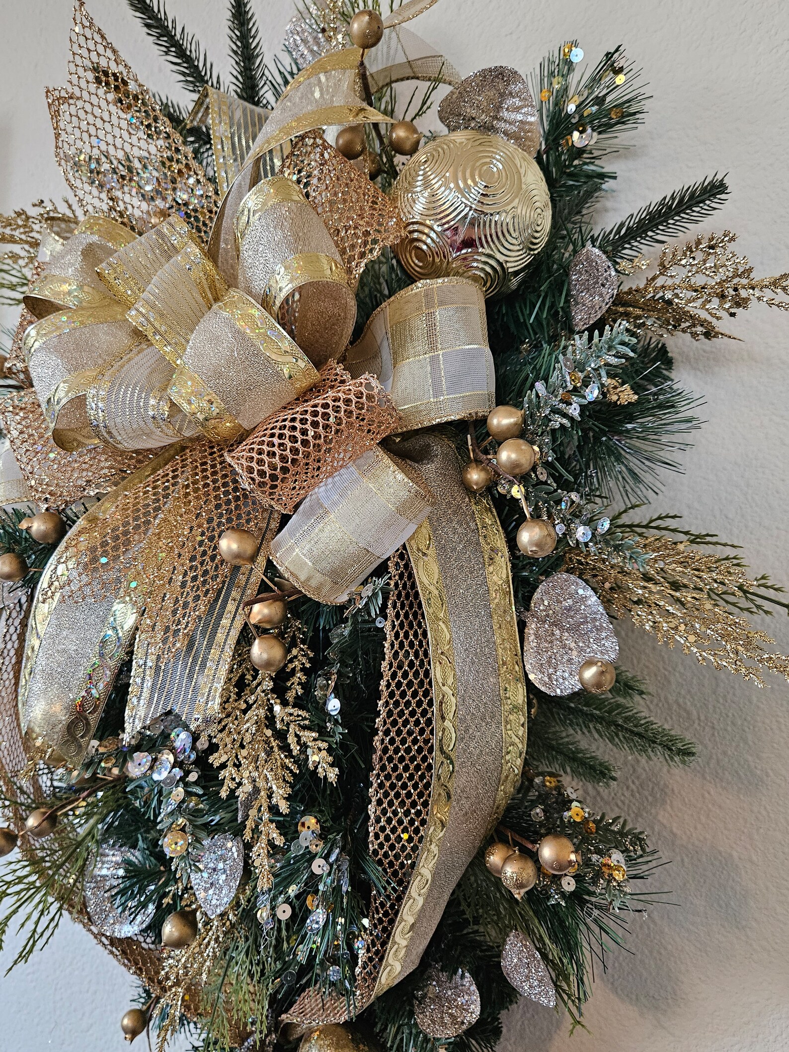 GOLDEN ELEGANCE Christmas Swag, With Sparkling Gold Ribbons, Ornaments ...