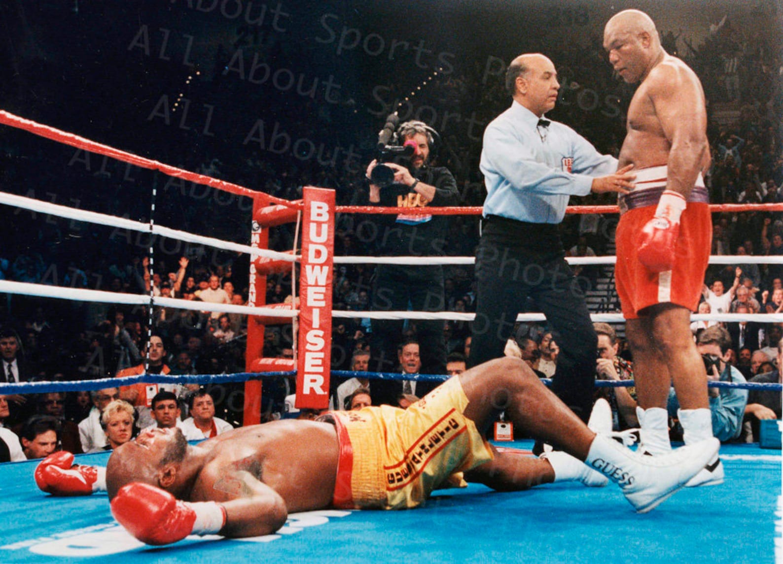 George Foreman Defeats Michael Moorer and Becomes Oldest Heavyweight ...