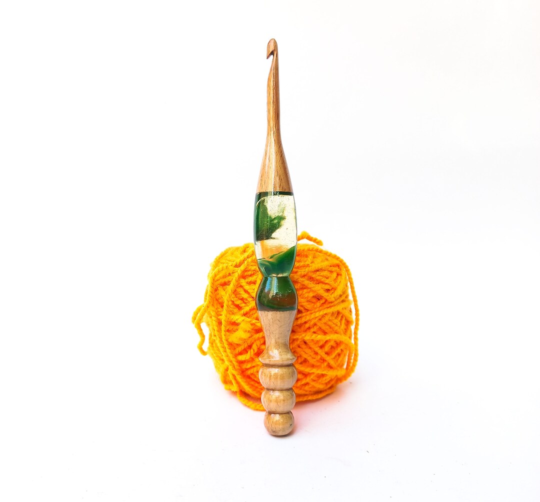 Green Epoxy Resin Crochet Hook and Beechwood Mix Crochet Hook Ergonomic ...