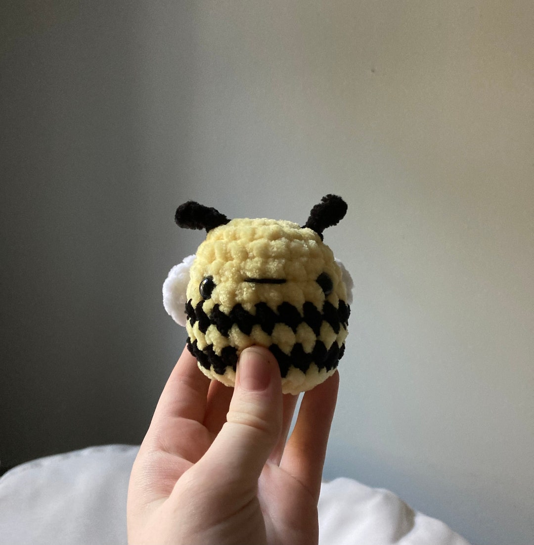 Mini Bee Crochet PATTERN Miss Mae Yarnworks Cute, Fluffy, Simple ...