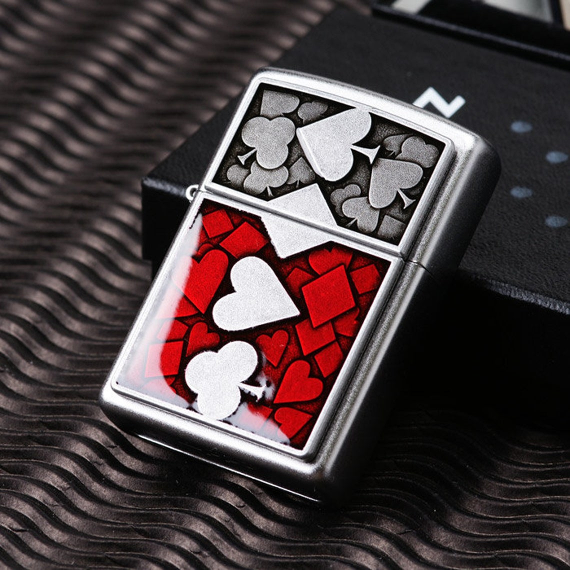 Encendedor Zippo con el emblema de los trajes de cartas, precioso y ...