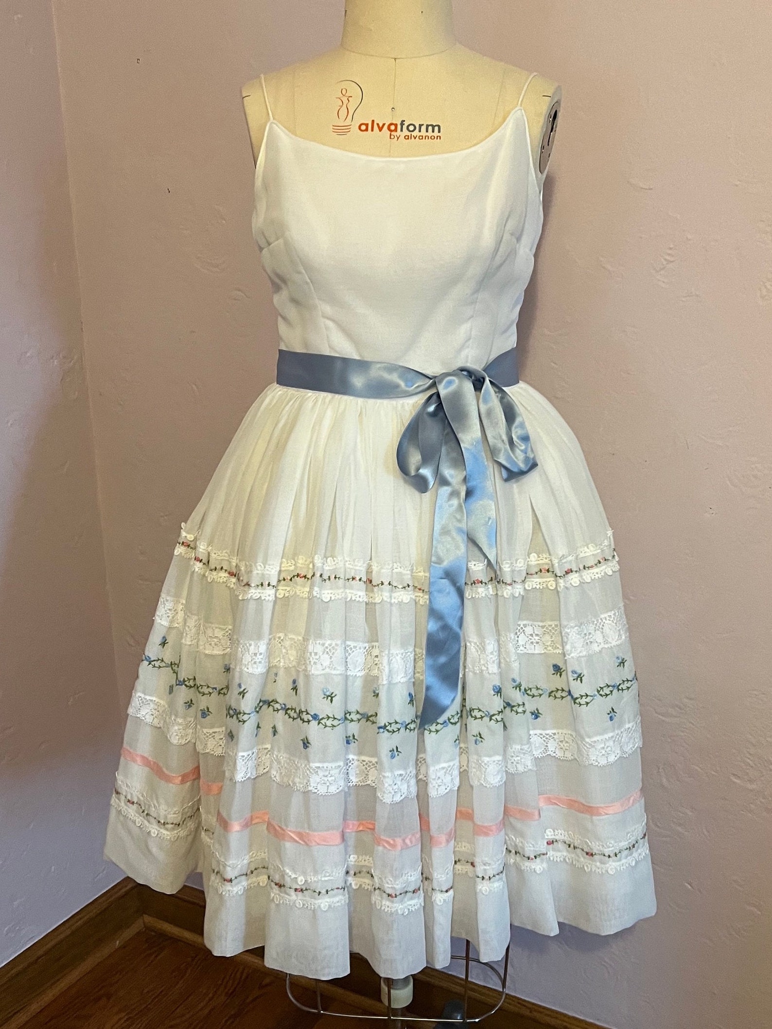 Vintage 1950s Short Cupcake White Cotton Dress With Embrodery, Lace and ...