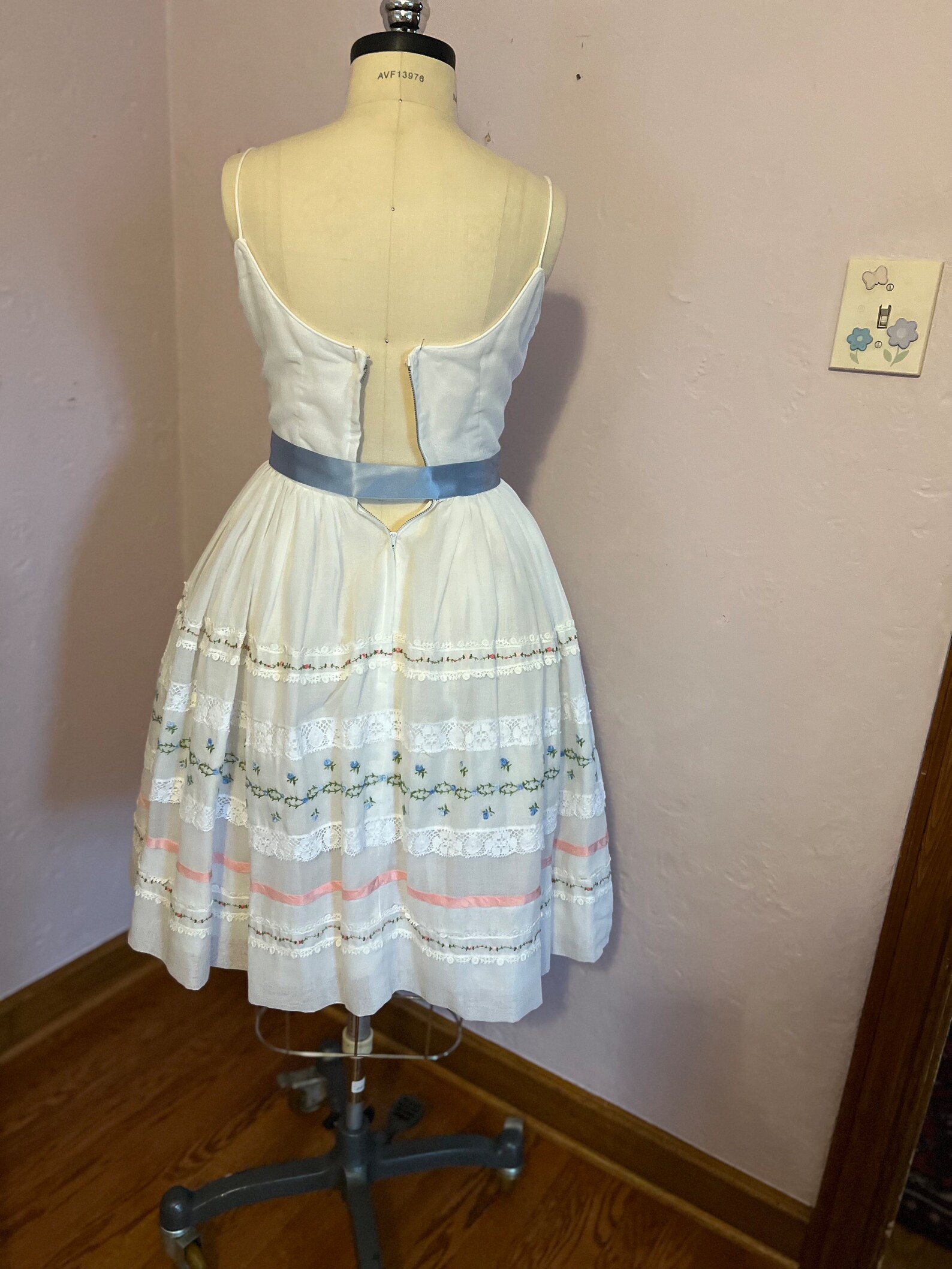 Vintage 1950s Short Cupcake White Cotton Dress With Embrodery, Lace and ...
