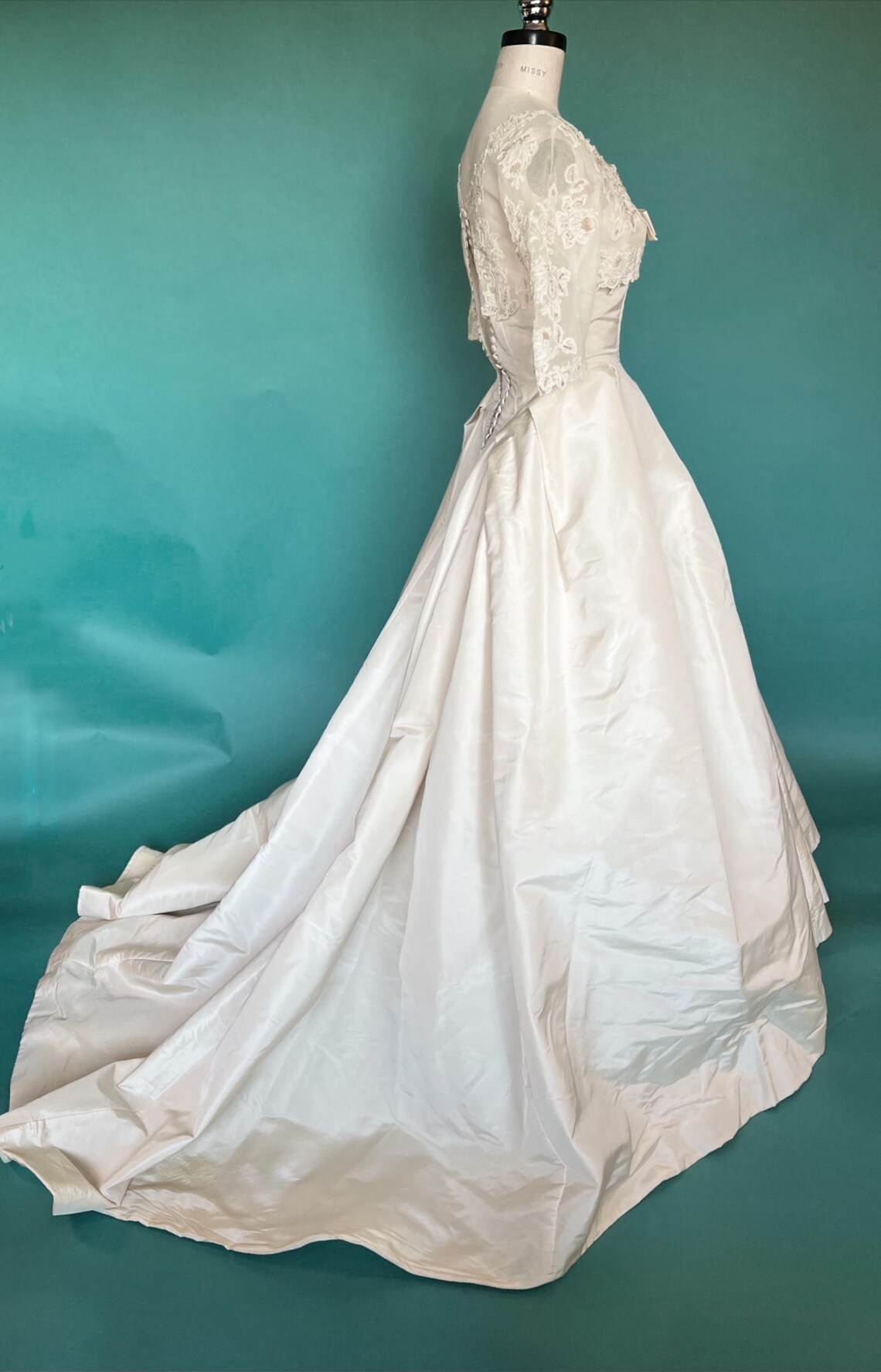 Demure Old Hollywood Vintage 1950s Taffeta Wedding Dress With Train ...