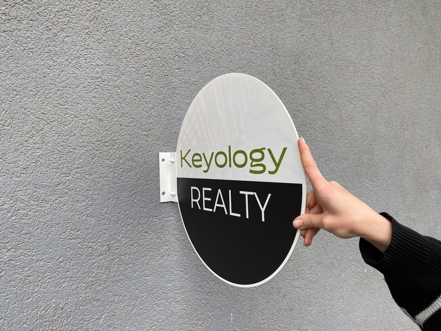 Custom Round Blade Sign Wall Hanging Shop Sign Storefront Blade Sign ...