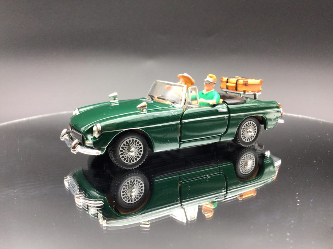 MG / MGB Roadster 1/43 Scale Diecast Model With Figures British Racing ...