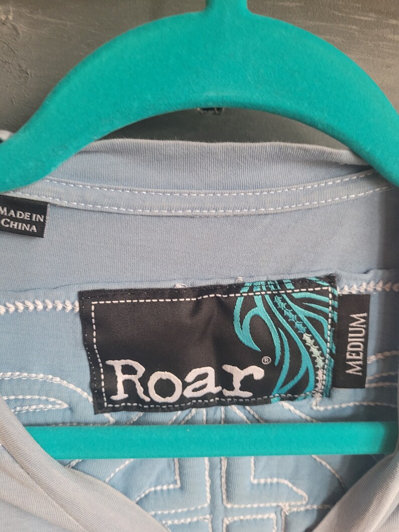 ROAR Men's V Neck T-shirt Size Medium Blue Distressed Cross Embroidered ...