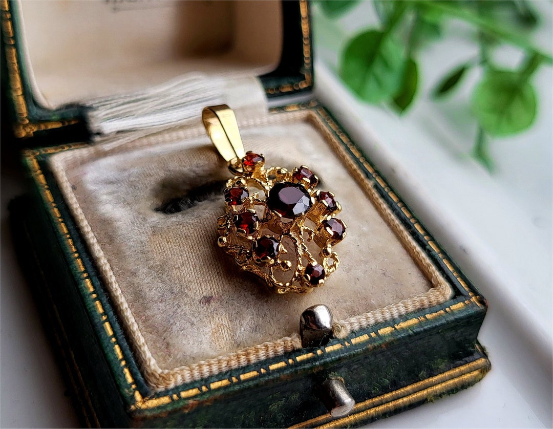 AMAZING Vintage 9ct Gold Garnet Cluster Pendant. 9 Garnets 9ct Gold ...