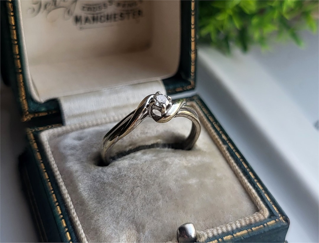 STUNNING Vintage 9ct Gold Diamond Solitaire Ring. 9ct WHITE GOLD 9ct ...