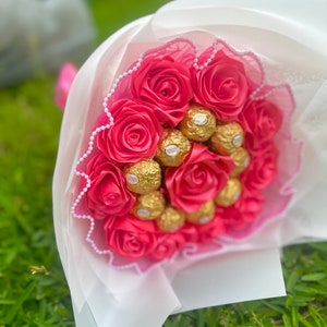 Pink Eternal Roses With Chocolates Wrapped in Pearl Mesh Bouquet/ramo ...