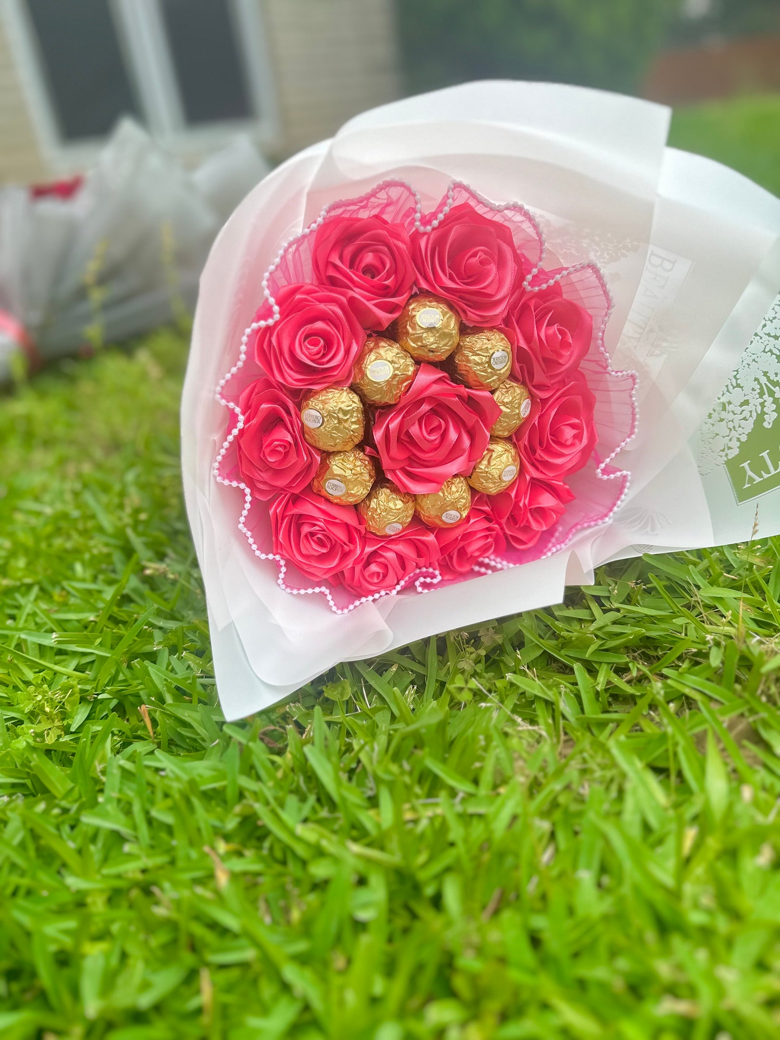 Pink Eternal Roses With Chocolates Wrapped in Pearl Mesh Bouquet/ramo ...