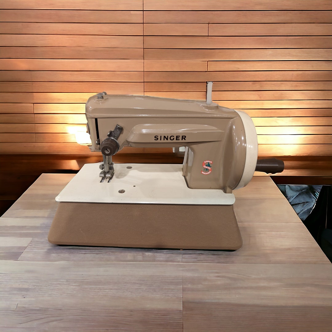 Charming Vintage Singer Miniature Sewing Machine Made in Great Britain ...