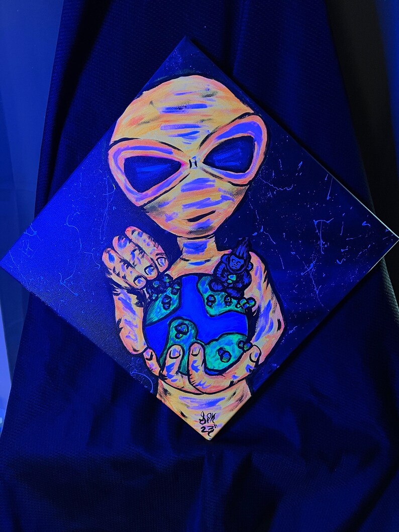 Teoría del simio que brilla bajo la luz azul Pintura acrílica pintada a ...