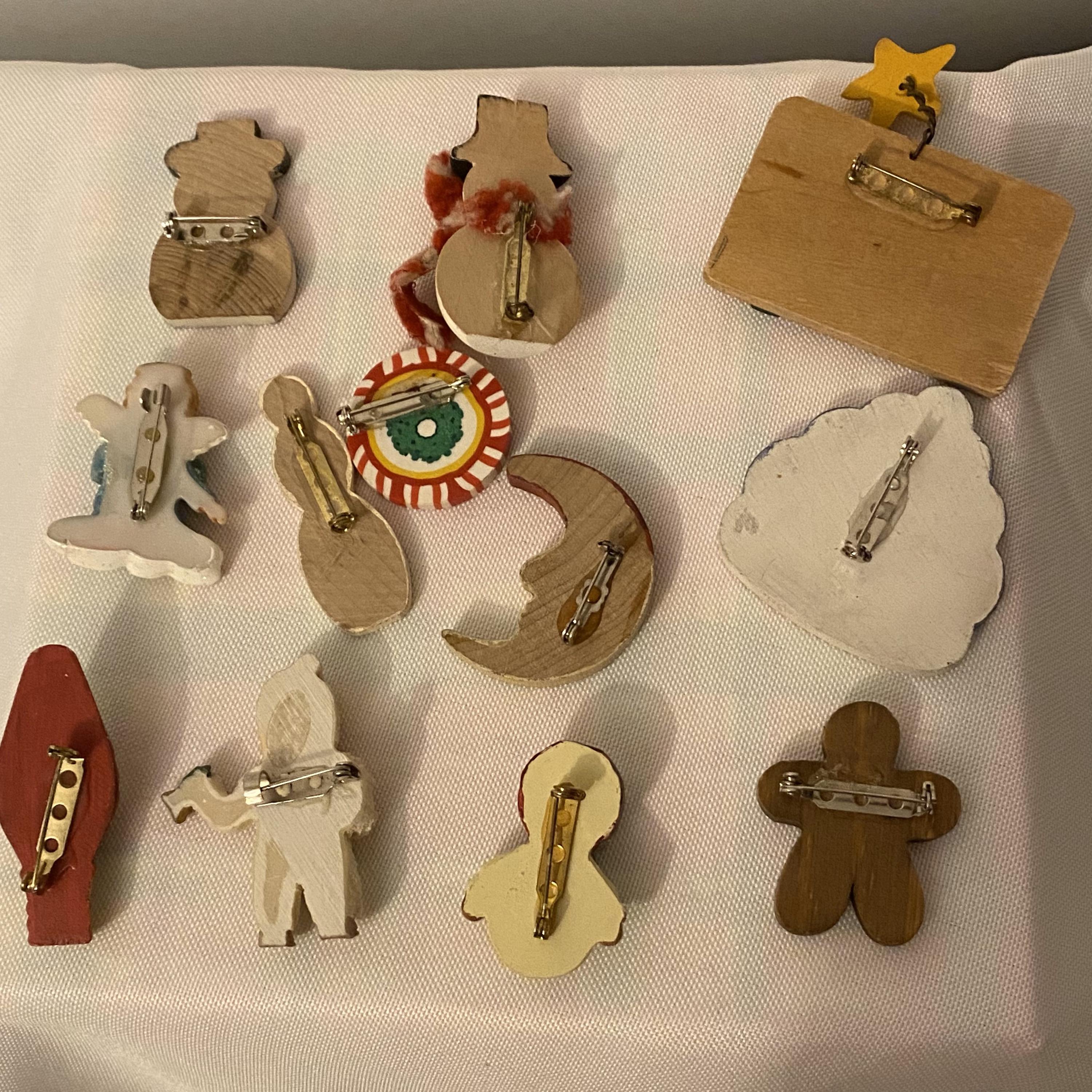 12 Piece Lot of Vintage Christmas Pinback Buttons, Holiday Pins ...