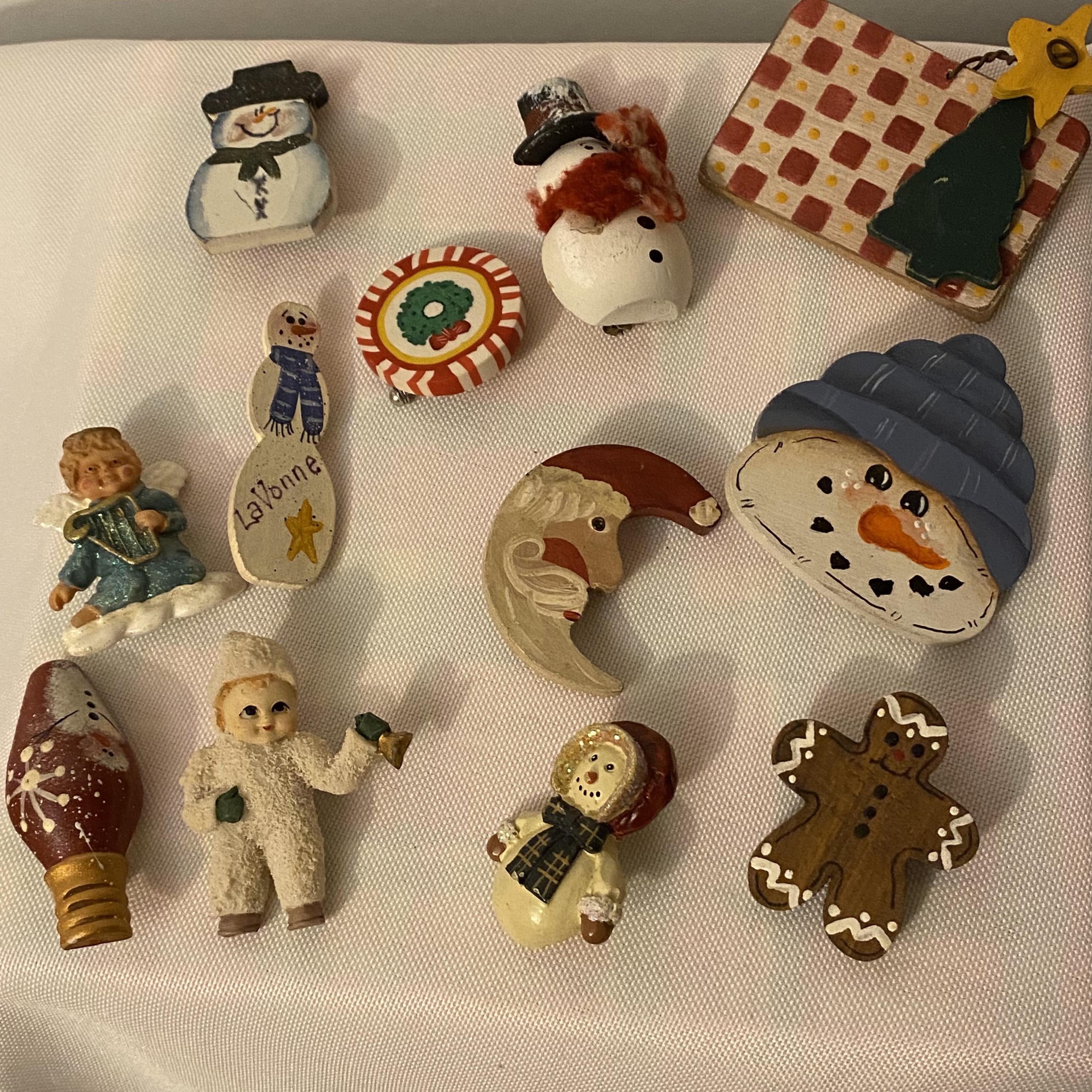 12 Piece Lot of Vintage Christmas Pinback Buttons, Holiday Pins ...