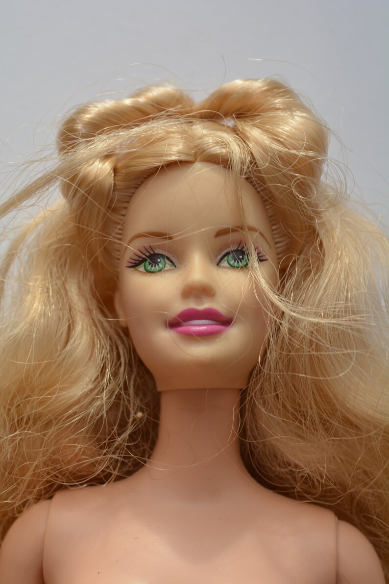 Cabeza de Barbie Mattel 1998 Cuerpo 1999 Indonesia usado SU cabello ...