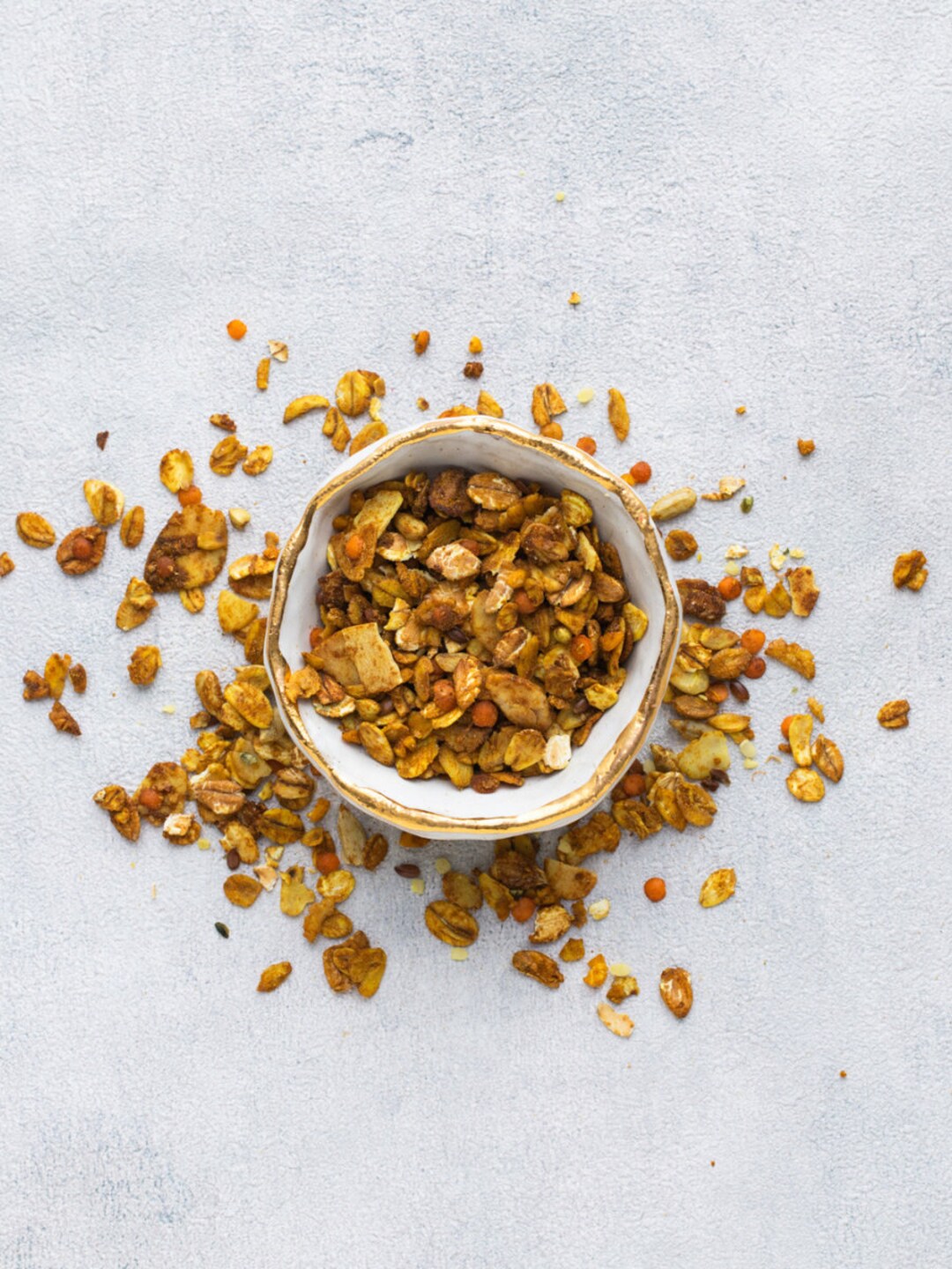 Handgemachtes Granola, gebackenes Müsli mit Quinoa, Lupine, Linsen ...