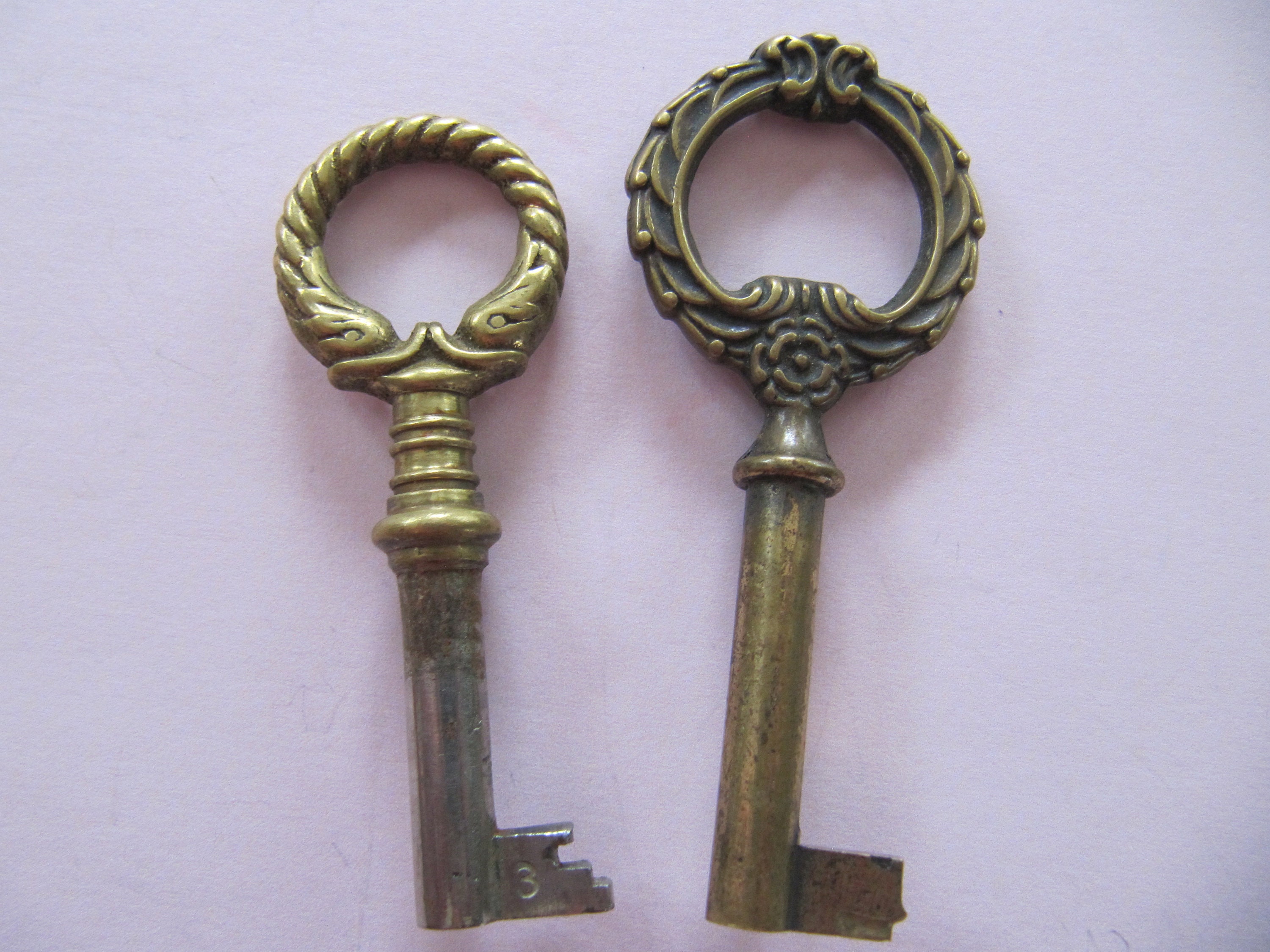2 Small Sized Skeleton Keys Pretty Wreath Shape Design, Vintage ...