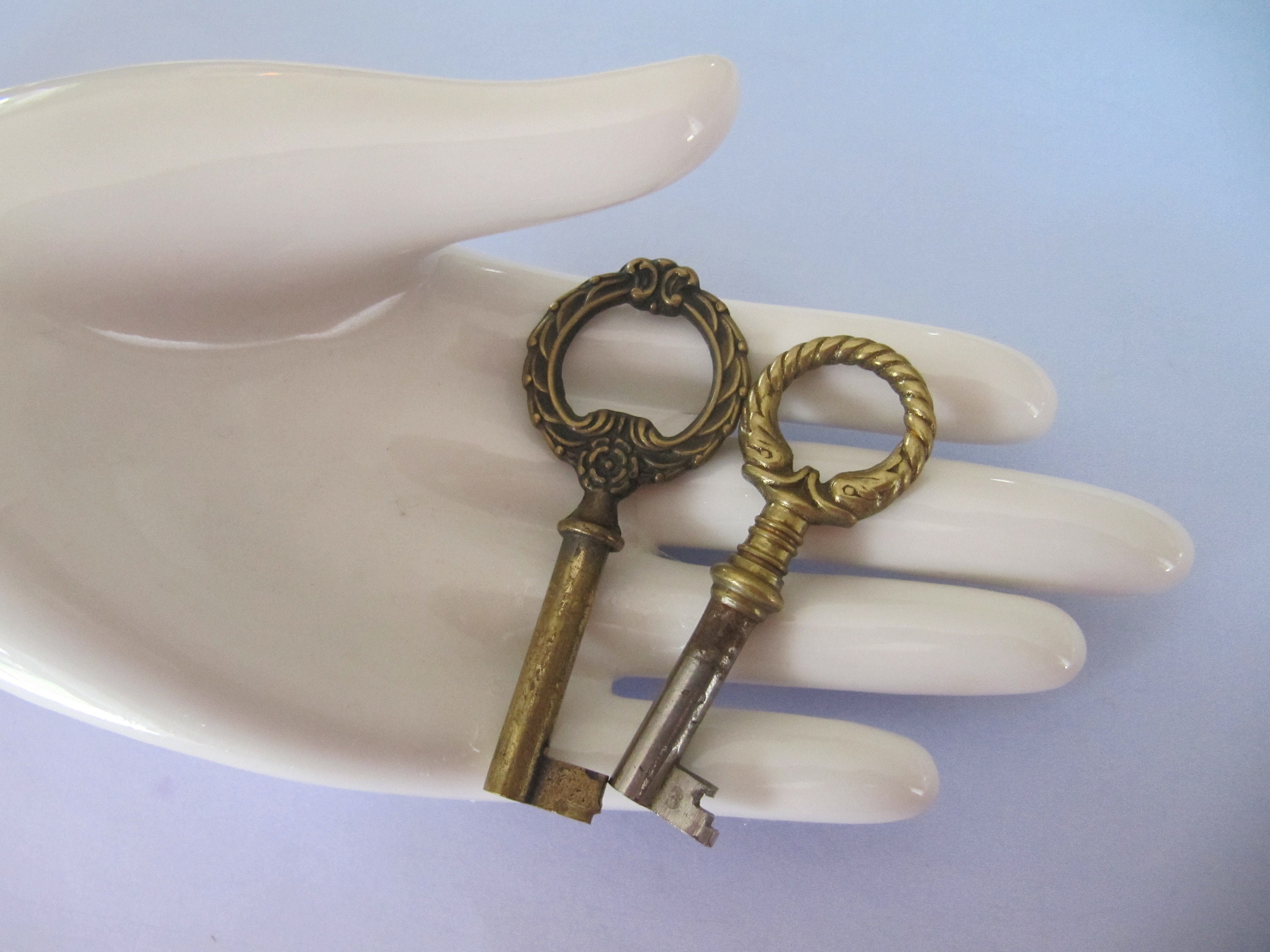 2 Small Sized Skeleton Keys Pretty Wreath Shape Design, Vintage ...