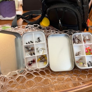 Fly Fishing Box – Vintage Retro-style Pocket Tin Fly Box for Dry Flies ...