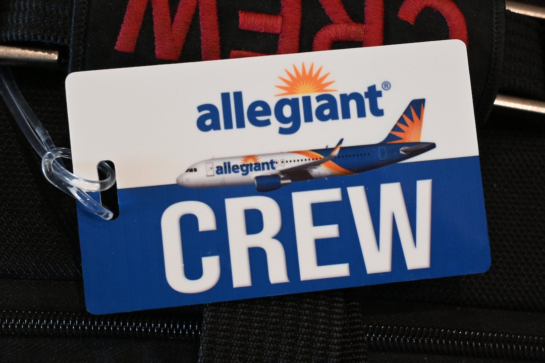 Allegiant Airlines CREW (for Pilots or Flight Attendants) Luggage Bag ...