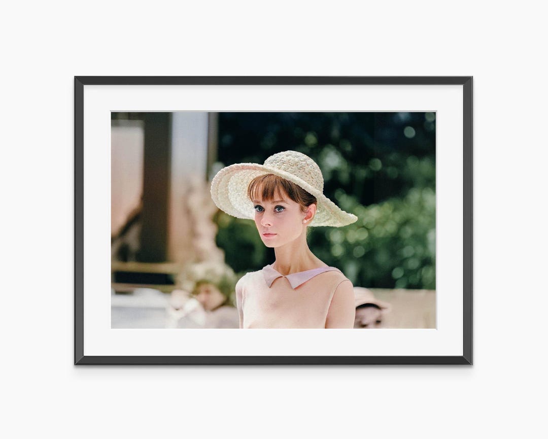 Audrey Hepburn portant un chapeau de paille, affiche de mode, pendant ...