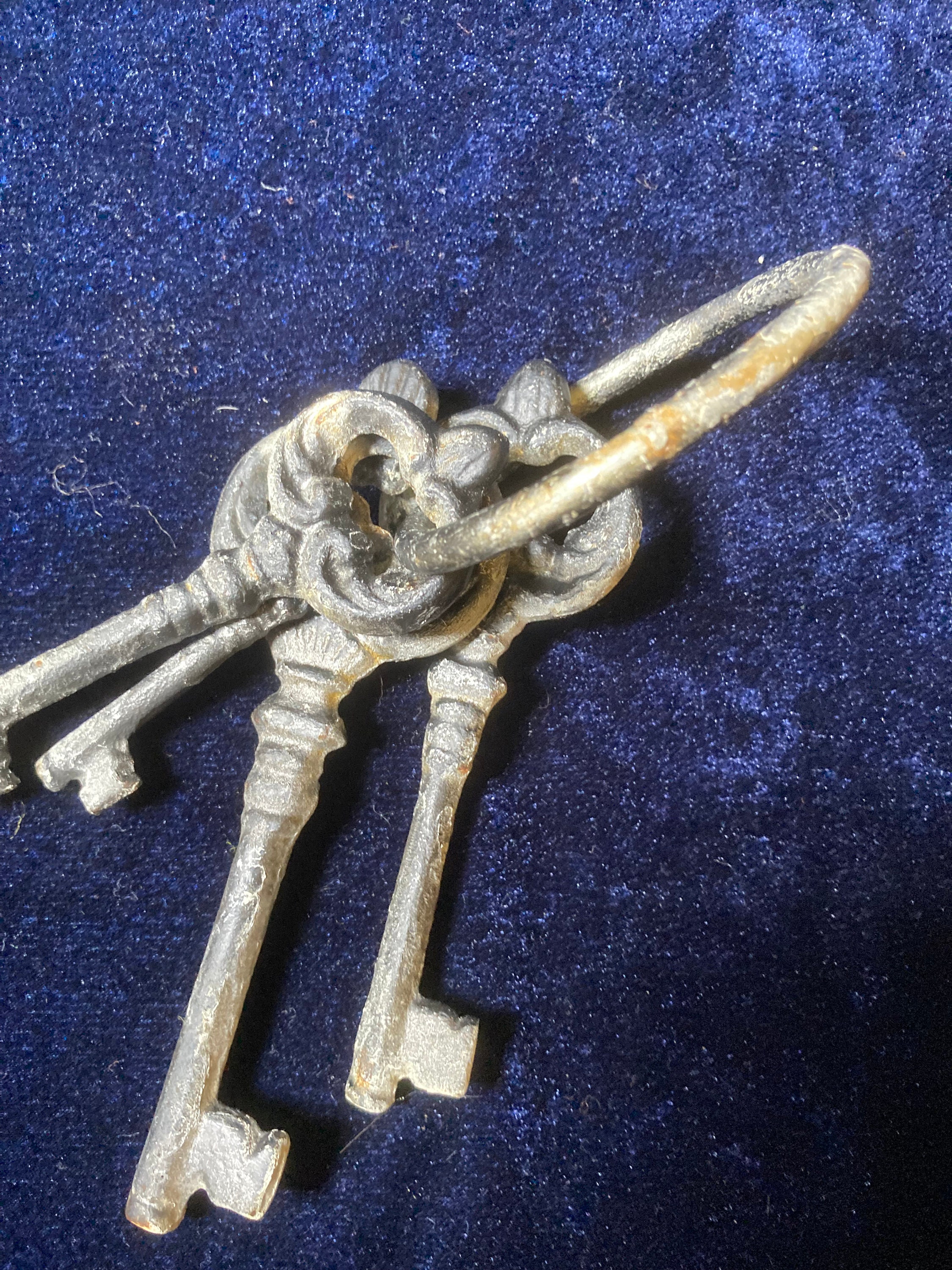 Old Castle Keys of Cast Iron - Etsy