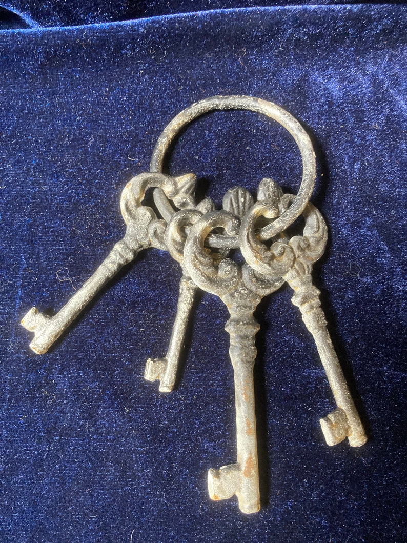 Old Castle Keys of Cast Iron - Etsy