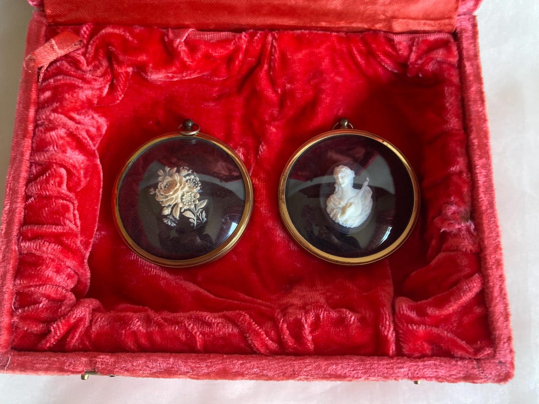 English Cameos From the Miniature World of Peter Bates in the Old ...