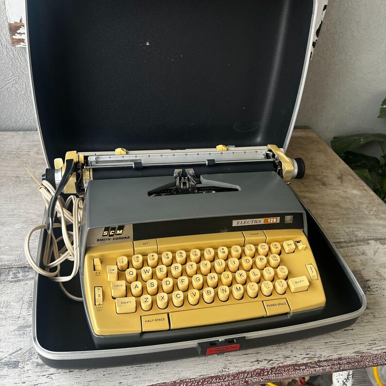 Smith-corona Electra 120 Vintage Electric Typewriter With Carrying Case ...