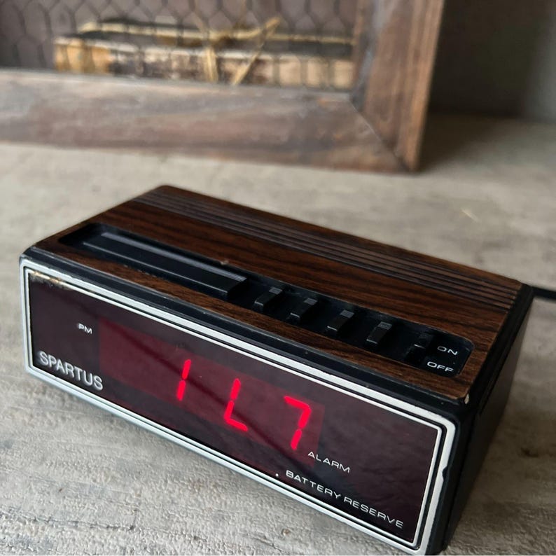 Spartus Vintage Digital Alarm Clock With Wood Grain & Battery Reserve ...