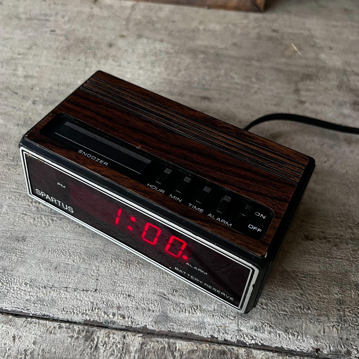 Spartus Vintage Digital Alarm Clock With Wood Grain & Battery Reserve ...