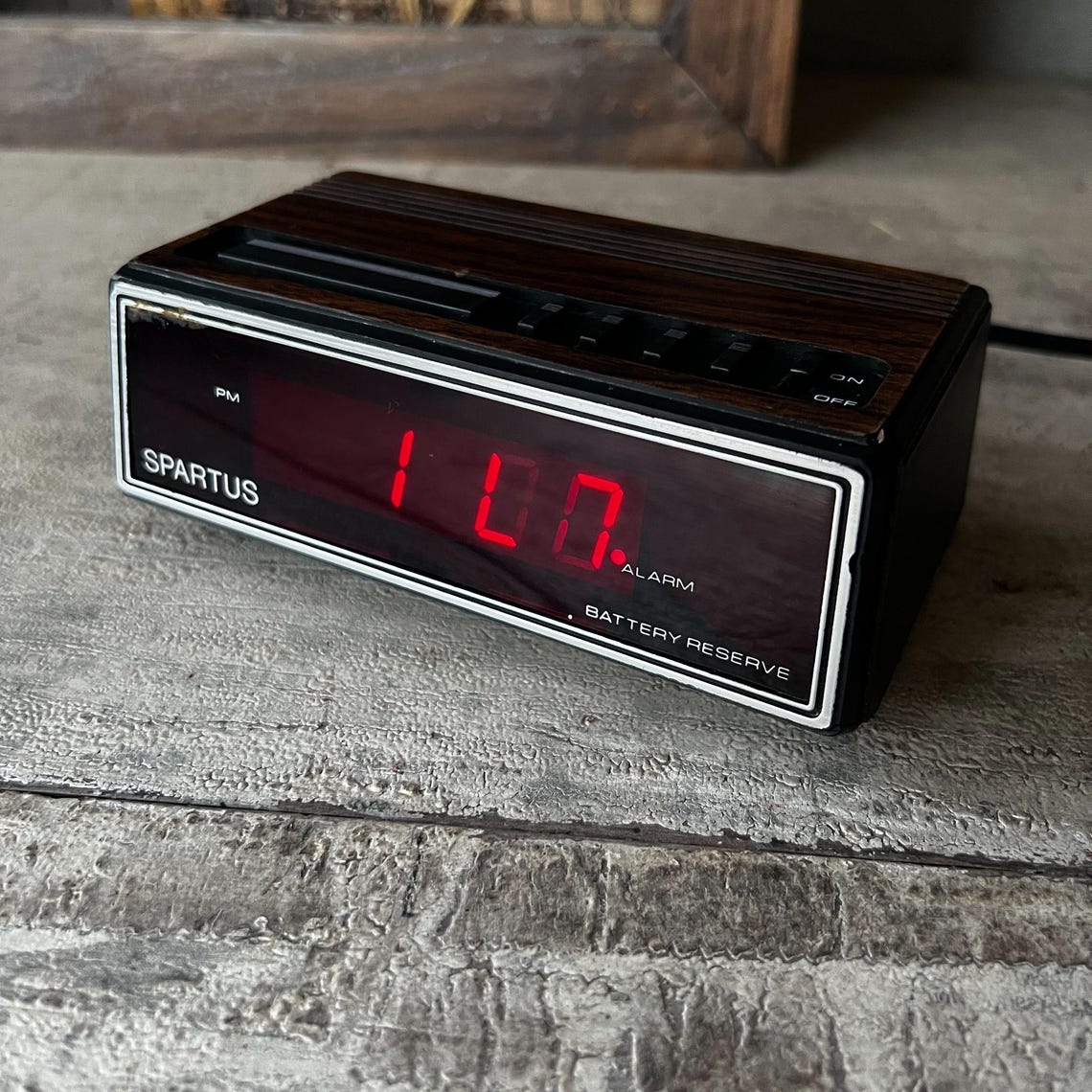 Spartus Vintage Digital Alarm Clock With Wood Grain & Battery Reserve ...