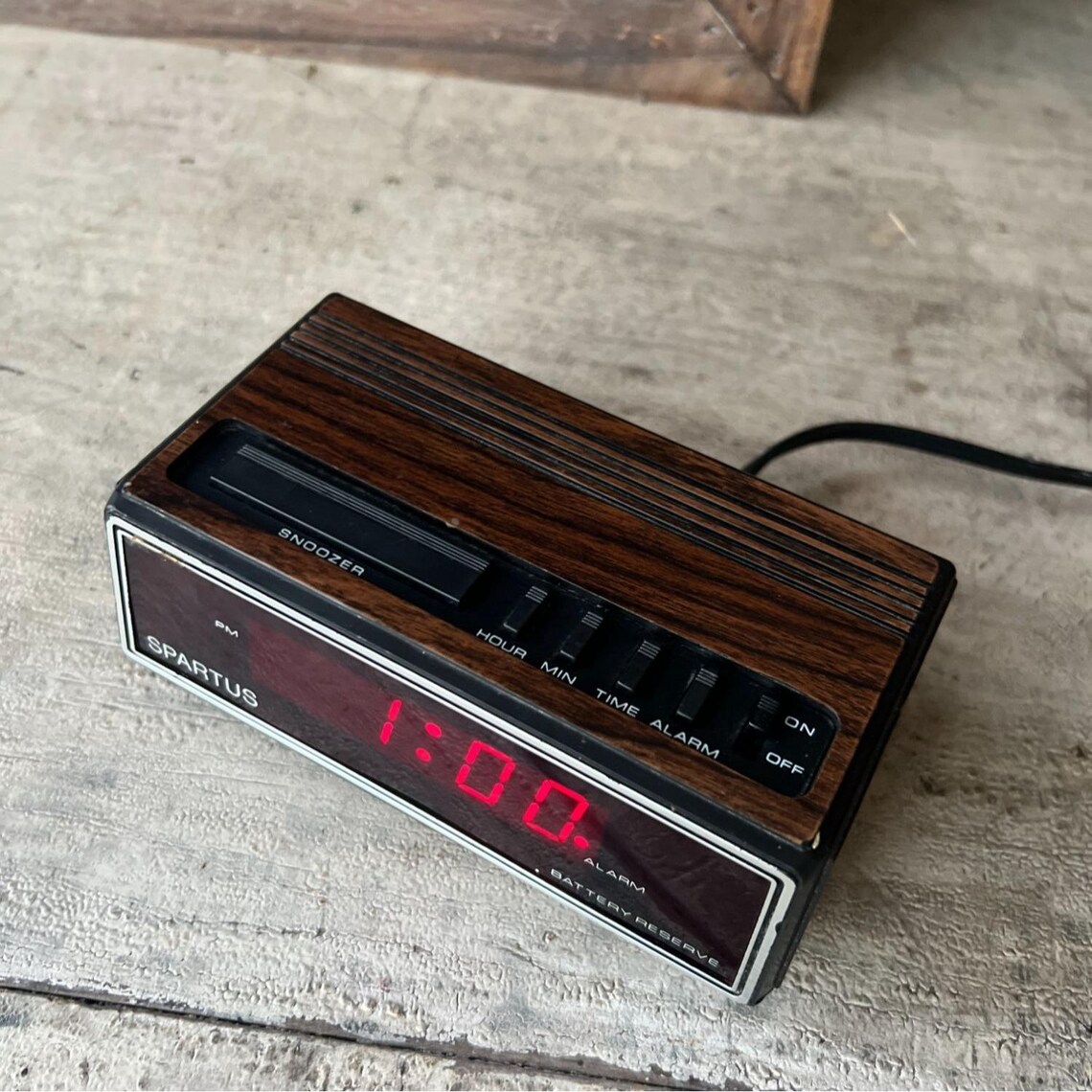 Spartus Vintage Digital Alarm Clock With Wood Grain & Battery Reserve ...