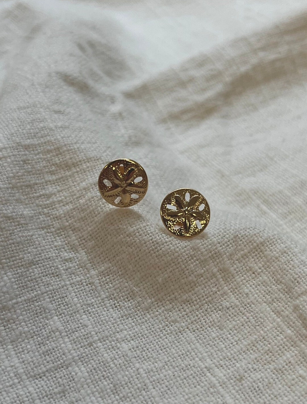 14-karat Gold Sand Dollar Button Earring 1990s Vintage - Etsy