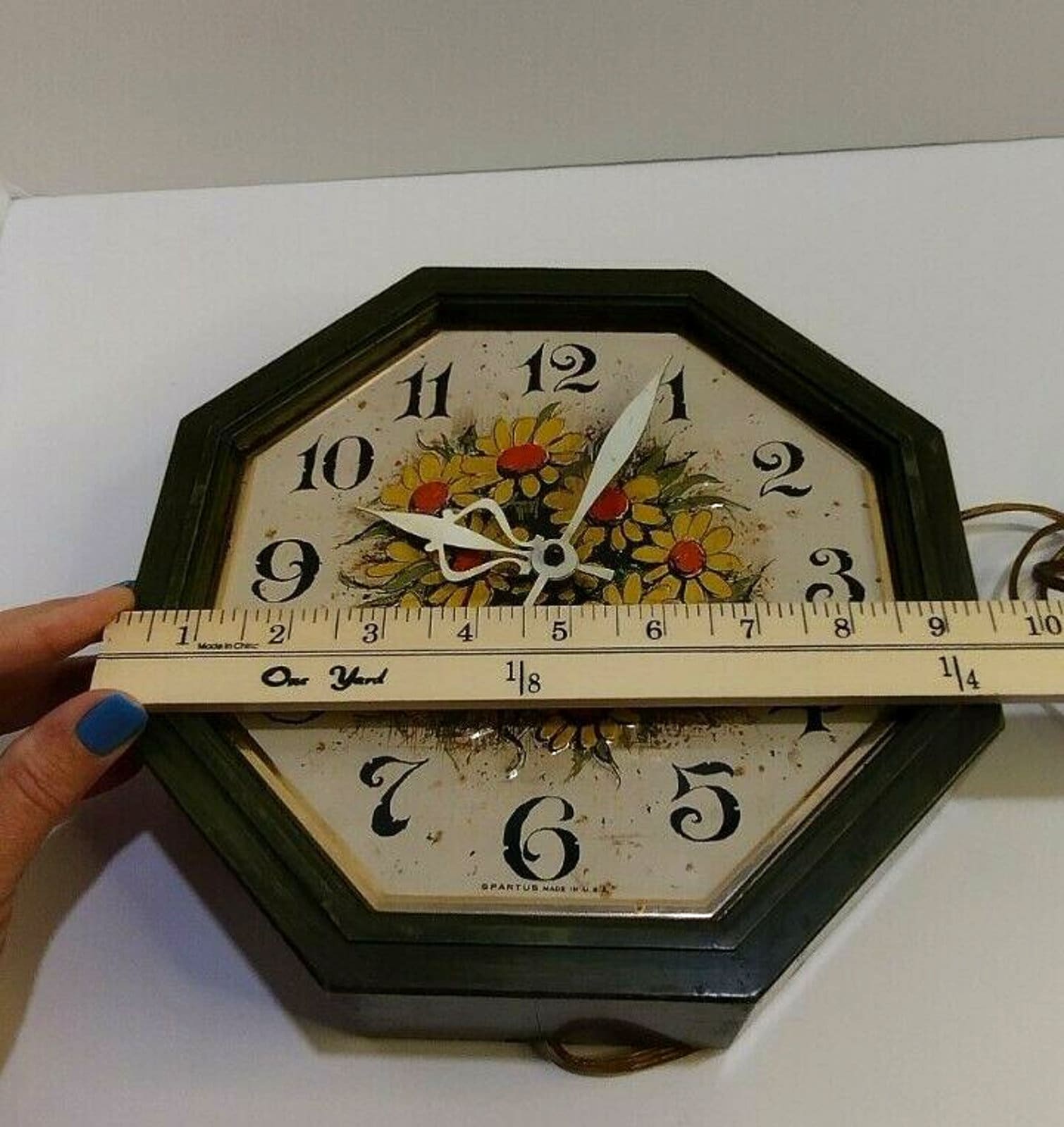 SPARTUS Yellow Daisy Kitchen Wall Clock Electric 1970s MCM Decor Green ...