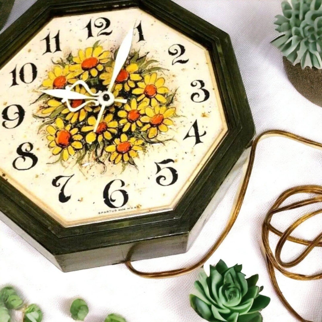 SPARTUS Yellow Daisy Kitchen Wall Clock Electric 1970s MCM Decor Green ...