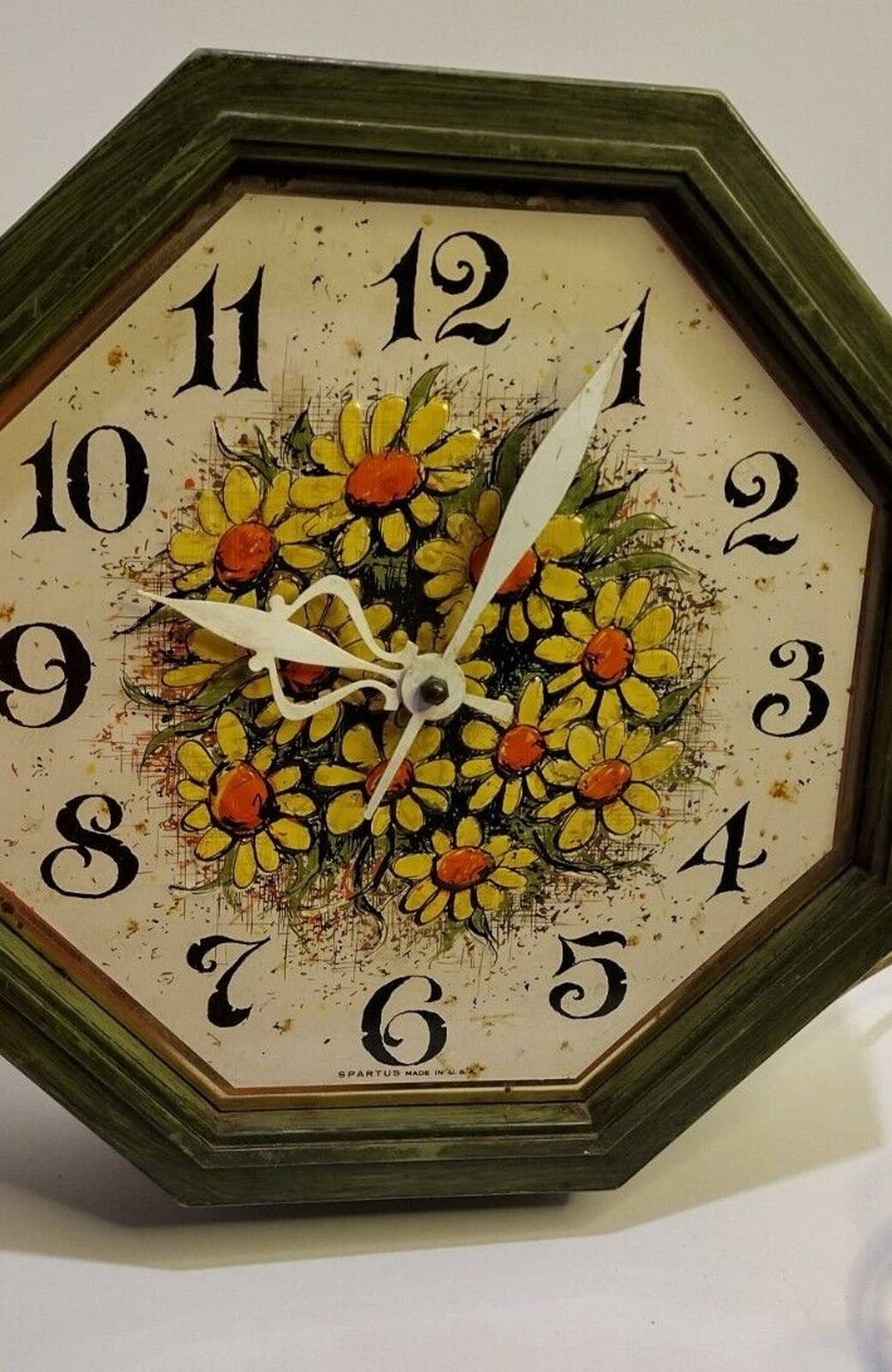 SPARTUS Yellow Daisy Kitchen Wall Clock Electric 1970s MCM Decor Green ...