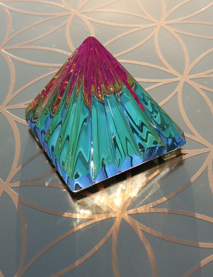 Prana Pyramid Light Crystal Rainbow Pyramid Crystal Pyramid Hologram 50 ...