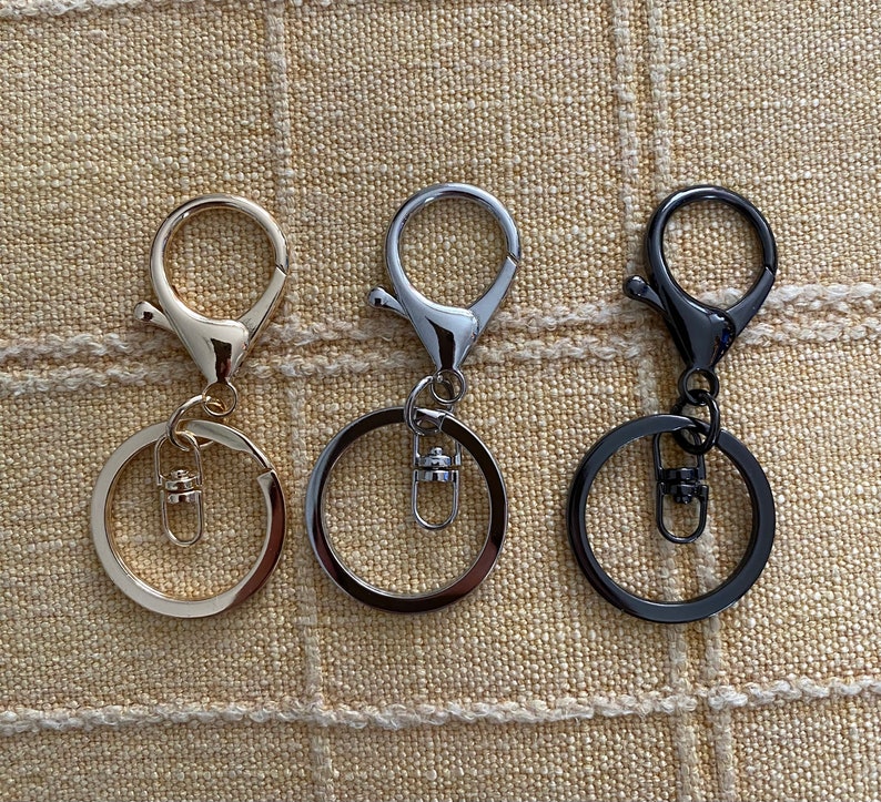 Daisy Hand Embroidered Keychain~ - Etsy