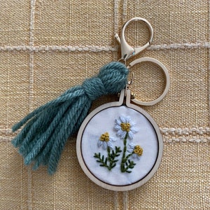 Daisy Hand Embroidered Keychain~ - Etsy
