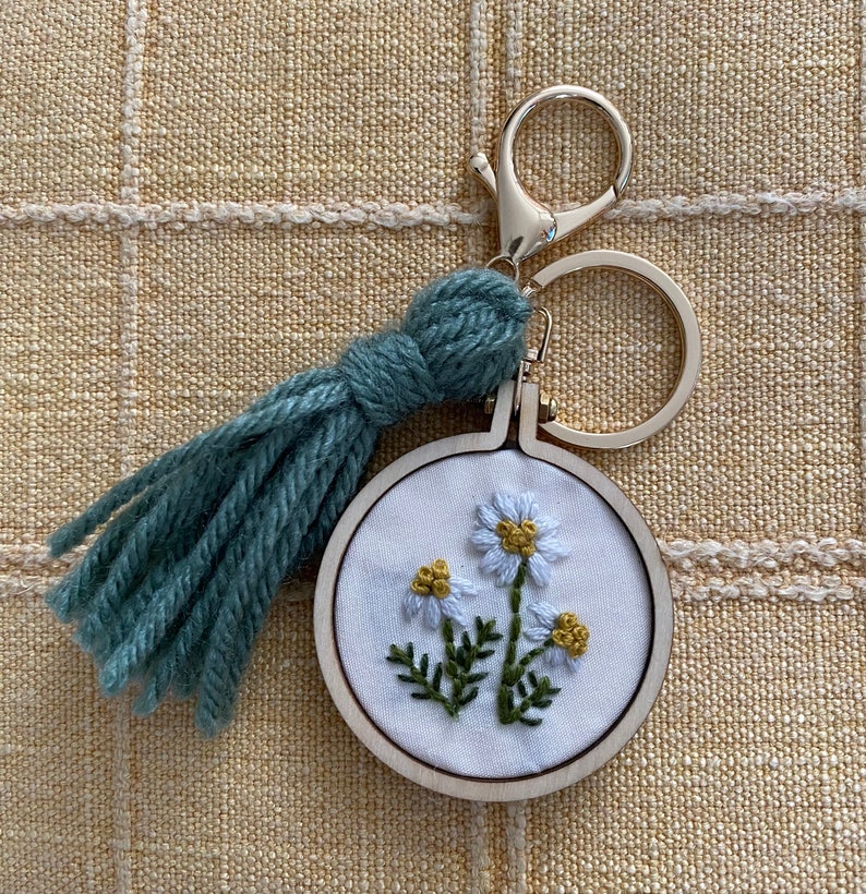 Daisy Hand Embroidered Keychain~ - Etsy