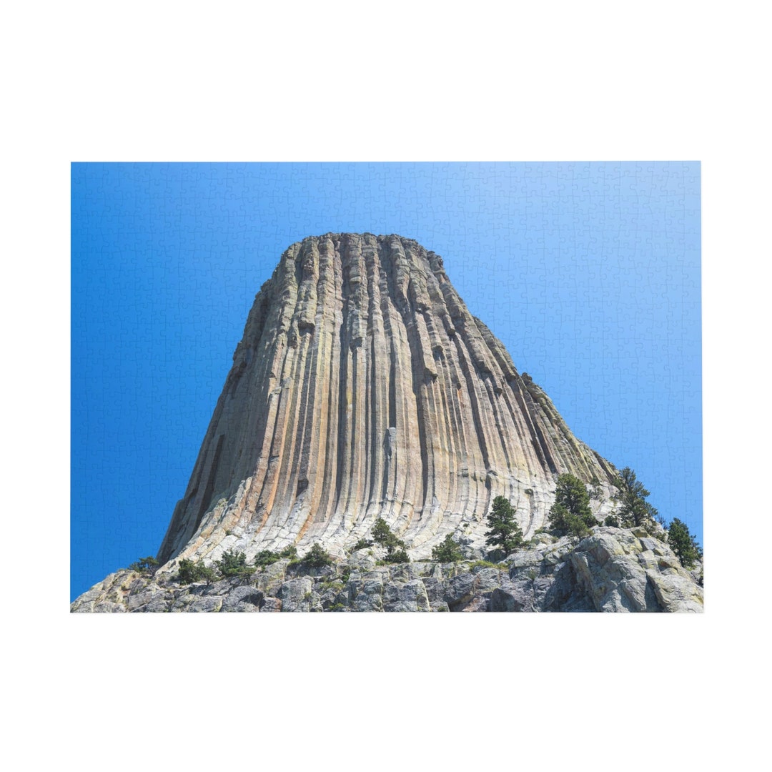 The Majestic Devils Tower: A Clear Day's View of the Monolith Rising ...