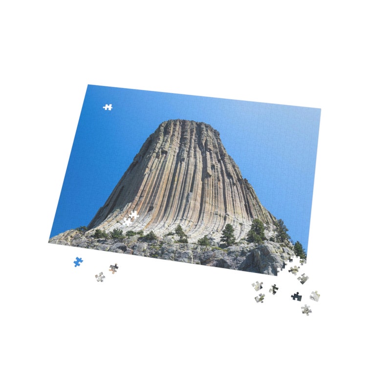 The Majestic Devils Tower: A Clear Day's View of the Monolith Rising ...