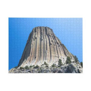 The Majestic Devils Tower: A Clear Day's View of the Monolith Rising ...