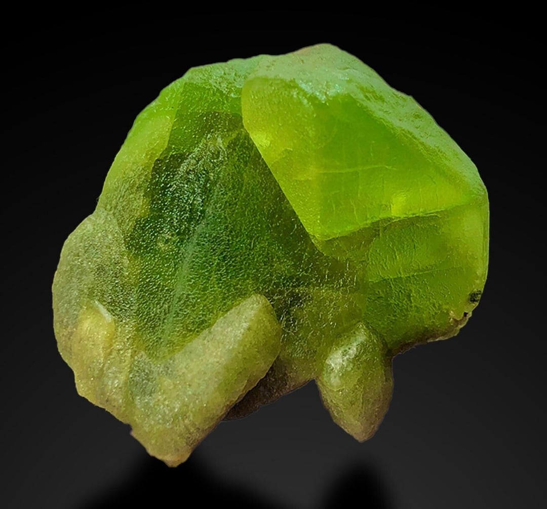 Natural Green Colour Peridot Crystal Specimen, Green Peridot Specimen ...